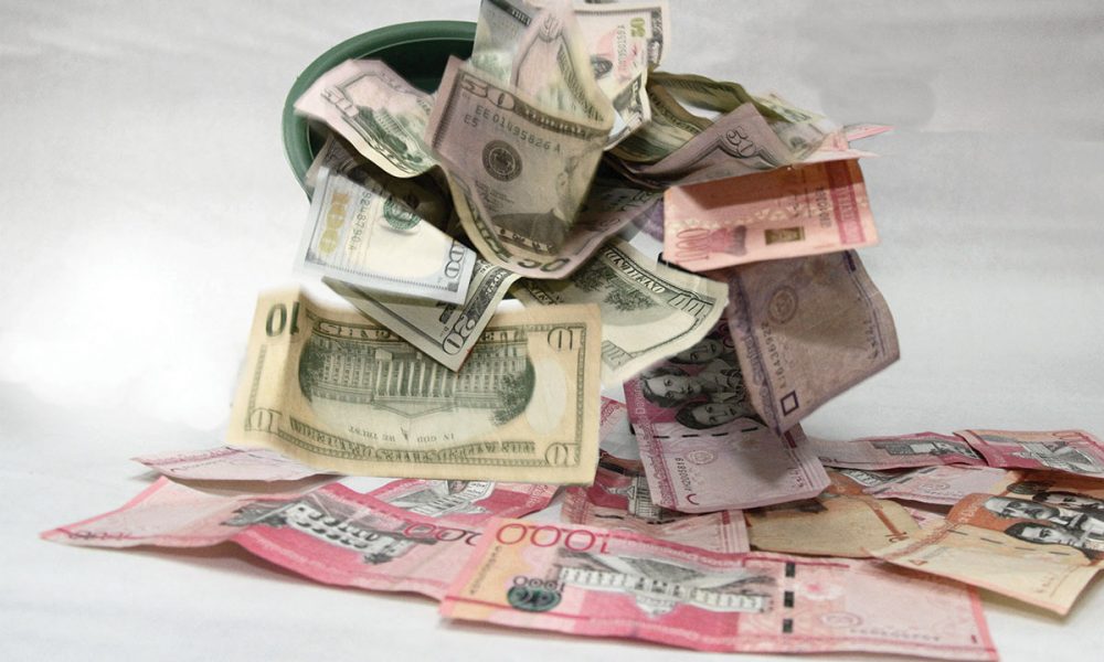 ¿Qué pasa cuando el dólar pierde valor ante el peso? - Actualidad Diaria RD